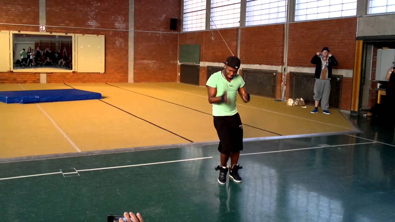 Fredy Clan dancing a despelote demo at UNIDANZA 2012 workshop in ...