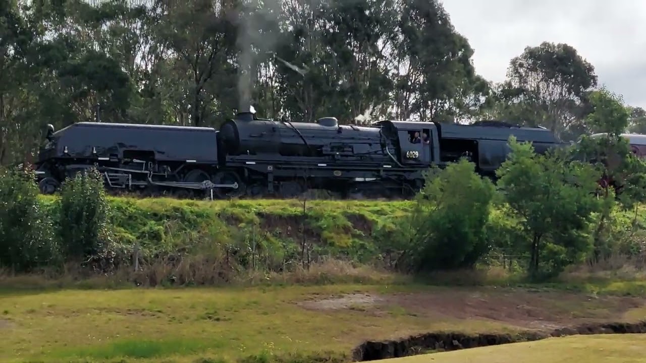 AD60 Class 4-8-4 + 4-8-4 Garratt Pulling Passangers with a 36 Class 4-6 ...