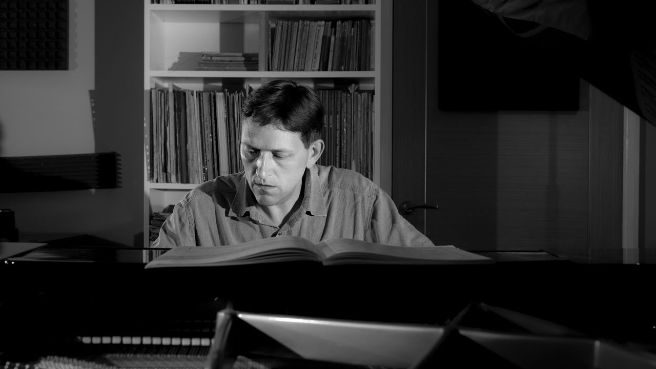 Peter Hewitt, piano, plays Chopin Mazurka in a minor Op.67 no.4 - YouTube