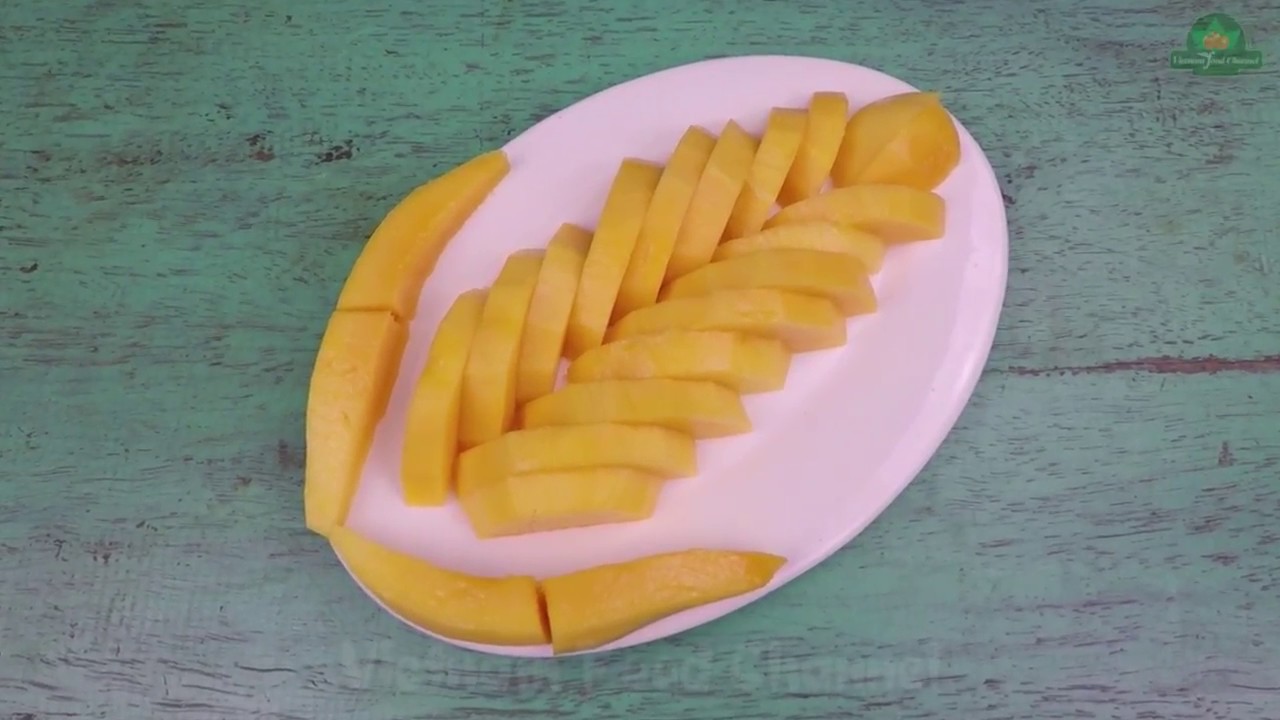 How to Cut Up a Mango Fruit - YouTube