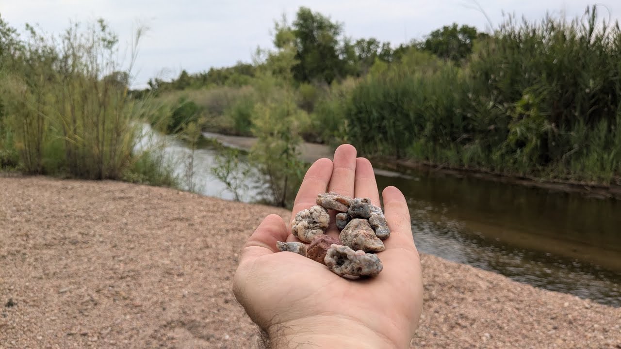 Digging For Agates along the Arkansas River!! - YouTube