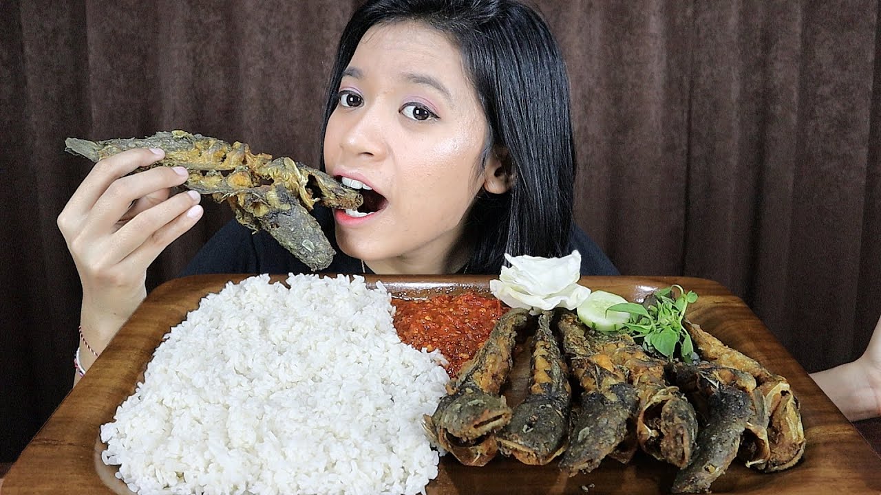 MUKBANG PECEL LELE - YouTube