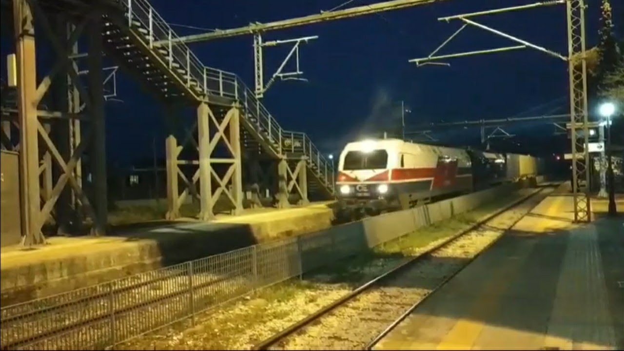 Siemens Hellas Sprinter 120 002+120 029 on freight train at Afidnes ...