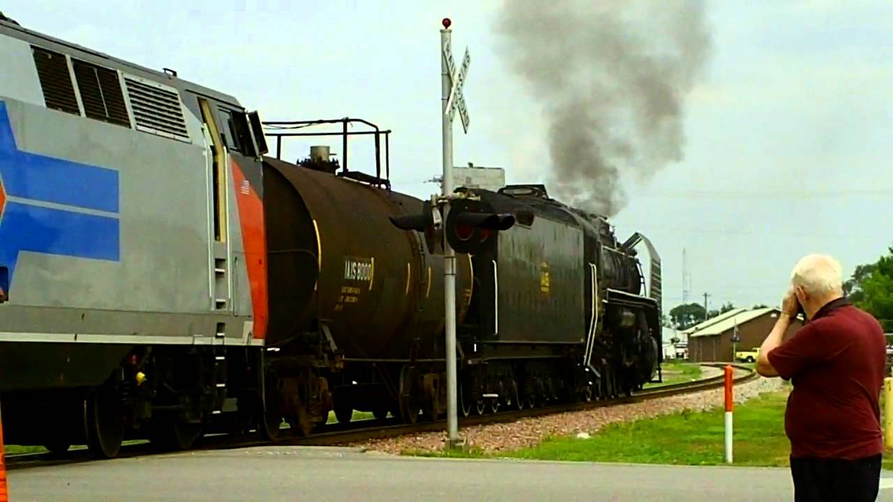 IAIS QJ arriving at West Liberty Iowa - YouTube