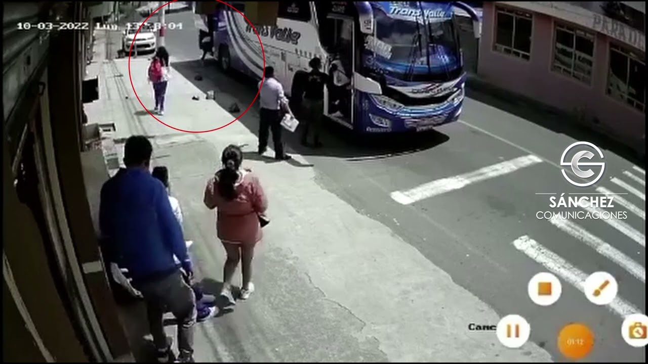 Pasajeros viajan en cajuelas de bus - YouTube