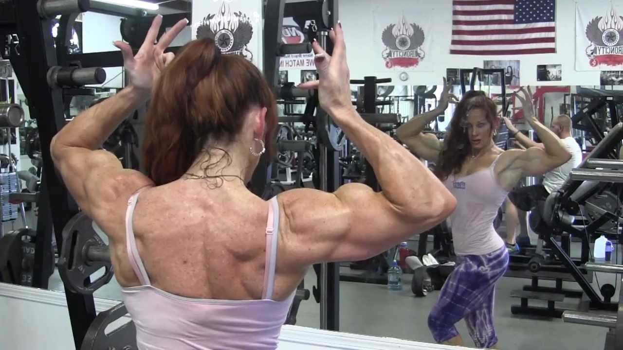 LINDSAY MULINAZZI www.FitnessInferno.com LUNGES & HOT BICEP FLEXING by ...