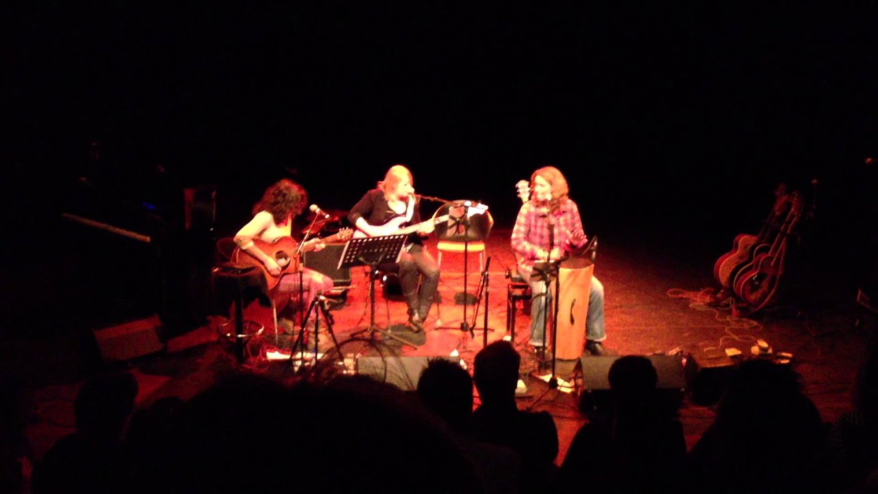 Kris Pels, Astrid Akse en Tessa Boomkamp - Alie - YouTube