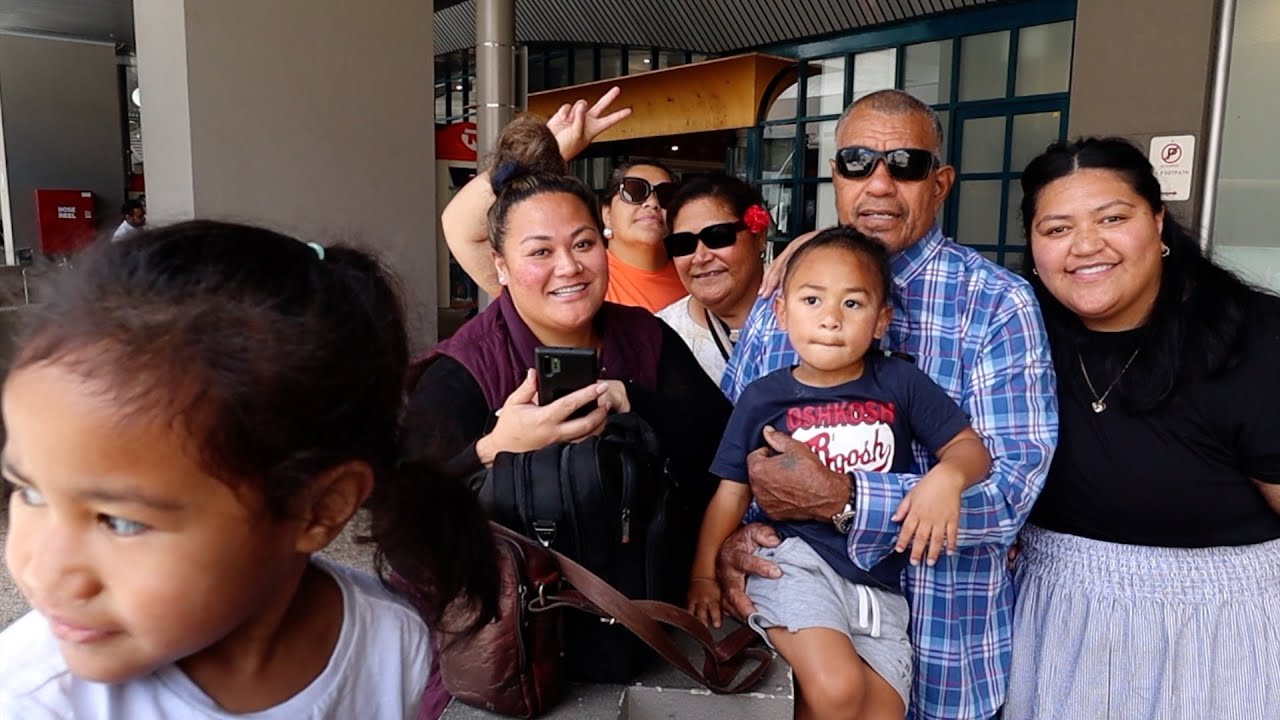 EMPTY HOUSE TOUR, SHOWING MY PARENTS 🏡 ! | Going to Samoa, Moving, Bday ...