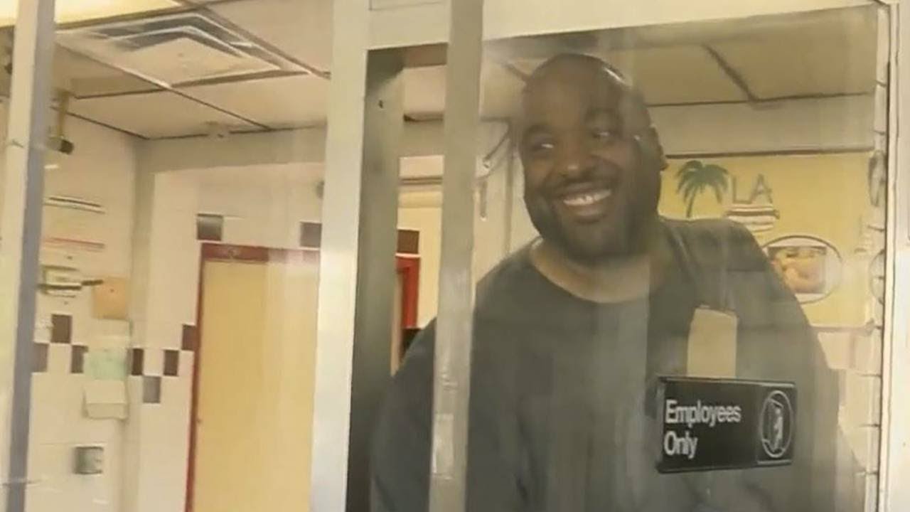 Off-duty cop catches crook red-handed - YouTube