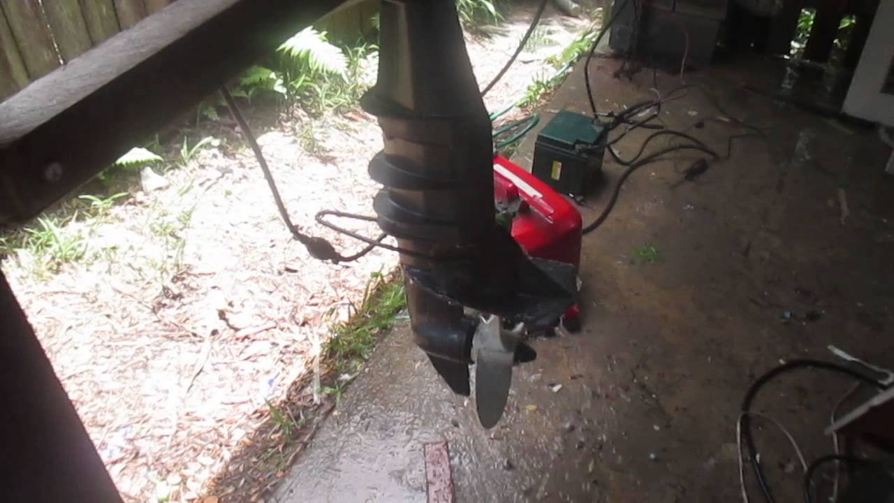 8 HP Mariner outboard motor running - YouTube