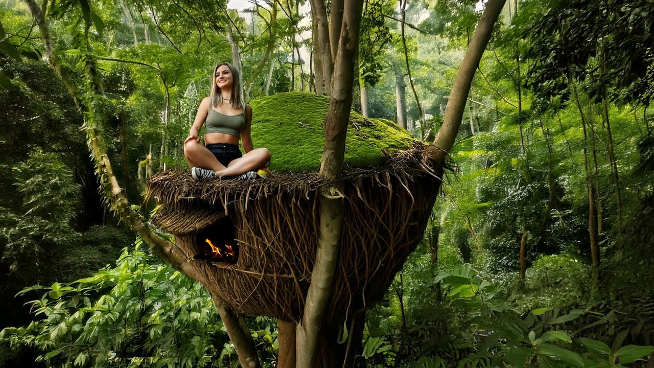 Alone, building a warm house from wood and vines on a giant tree ...
