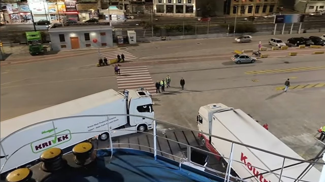 Επιβίβαση/Αποβίβαση φορτηγών στο λιμάνι του Πειραιά&του Ηρακλείου - YouTube