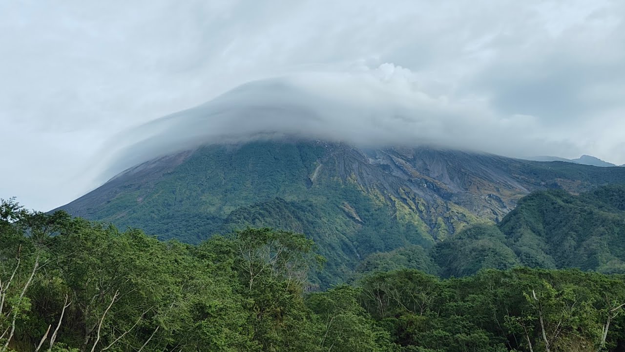 ANGIN BADAI PUNCAK GUNUNG MERAPI BERKALUNG AWAN DISERTAI ANGIN KENCANG ...