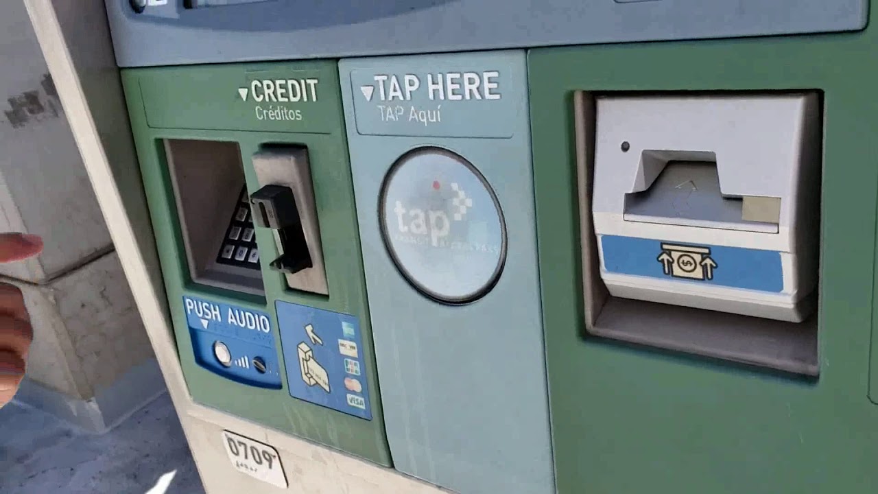 在美国洛杉矶的公交中转站，给公交卡充值~Recharge the bus card at the bus transfer station ...