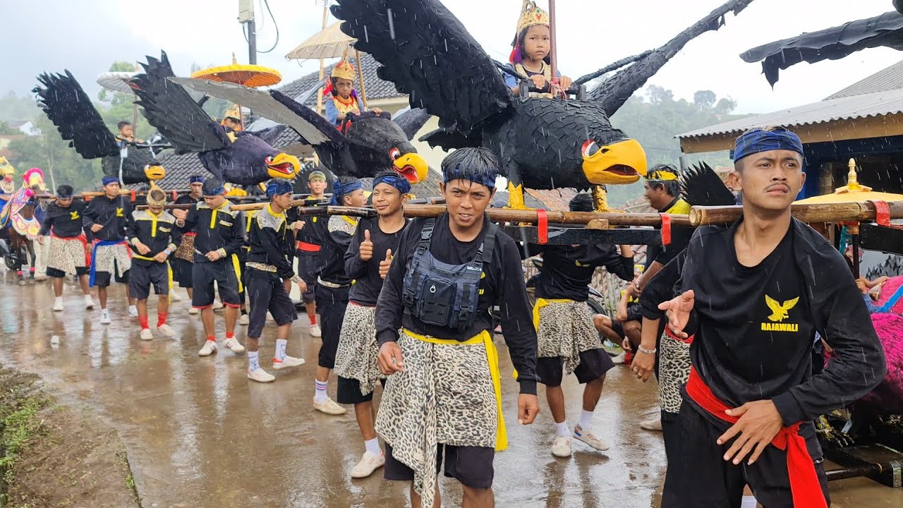 HUJAN LEBAT TETAP DI TABUH!!! ARAK ARAKAN RAJAWALI DI TANJUNGSARI ...