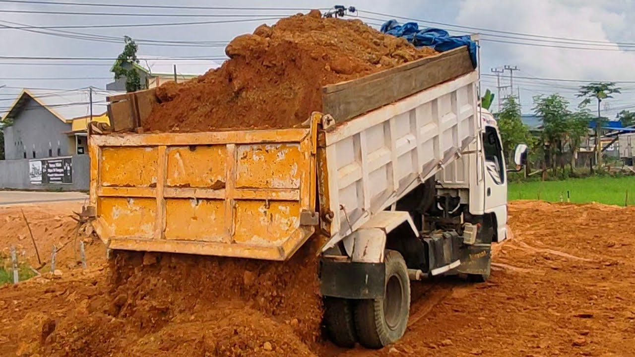 Mobil Truk Pengangkut Tanah Bongkar Muatan Di Lokasi Proyek Baru - YouTube