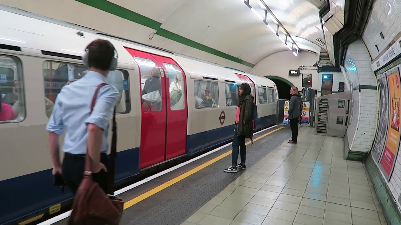 London Underground Bakerloo Line 1972 Stock Trains At Warwick Avenue 10 ...