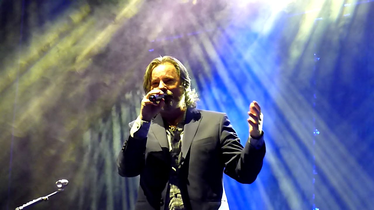 Bruce Guthro - CELTIC X-MAS 2019 - FALLING - YouTube