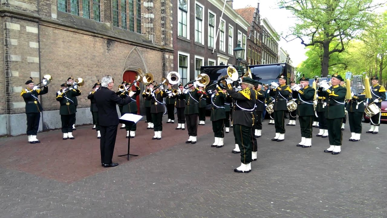 Traditioneel Jachthoornkorps Garde Jagers - YouTube