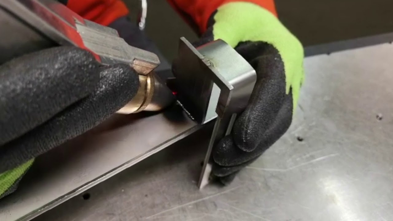 Handgeführtes Laserschweißen im Maschinenbau - YouTube