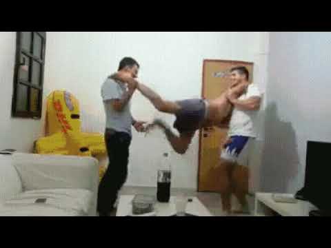 Gluma cu fata in fund 😂😂 www.glumebune.ro