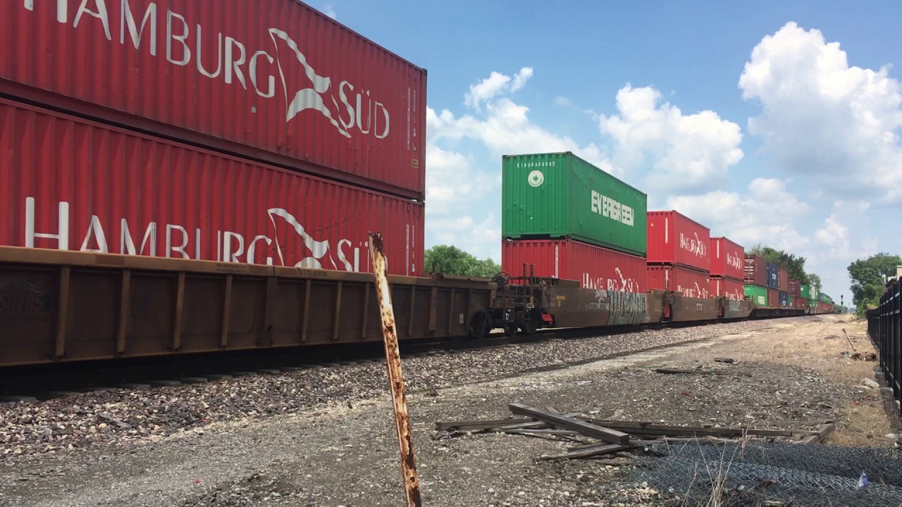 Union Pacific #8118 and CSX #3413 Intermodal in Lincoln, IL on July 6 ...