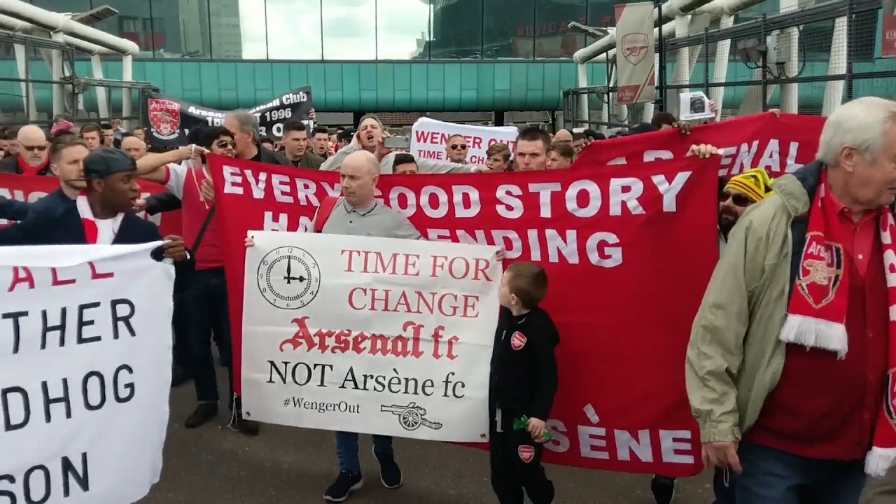 Arsenal Fans Protest Against Arsene Wenger's Management - YouTube