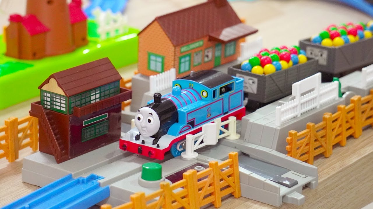 Plarail Thomas the Tank Engine Railway crossing and running TOMY ...