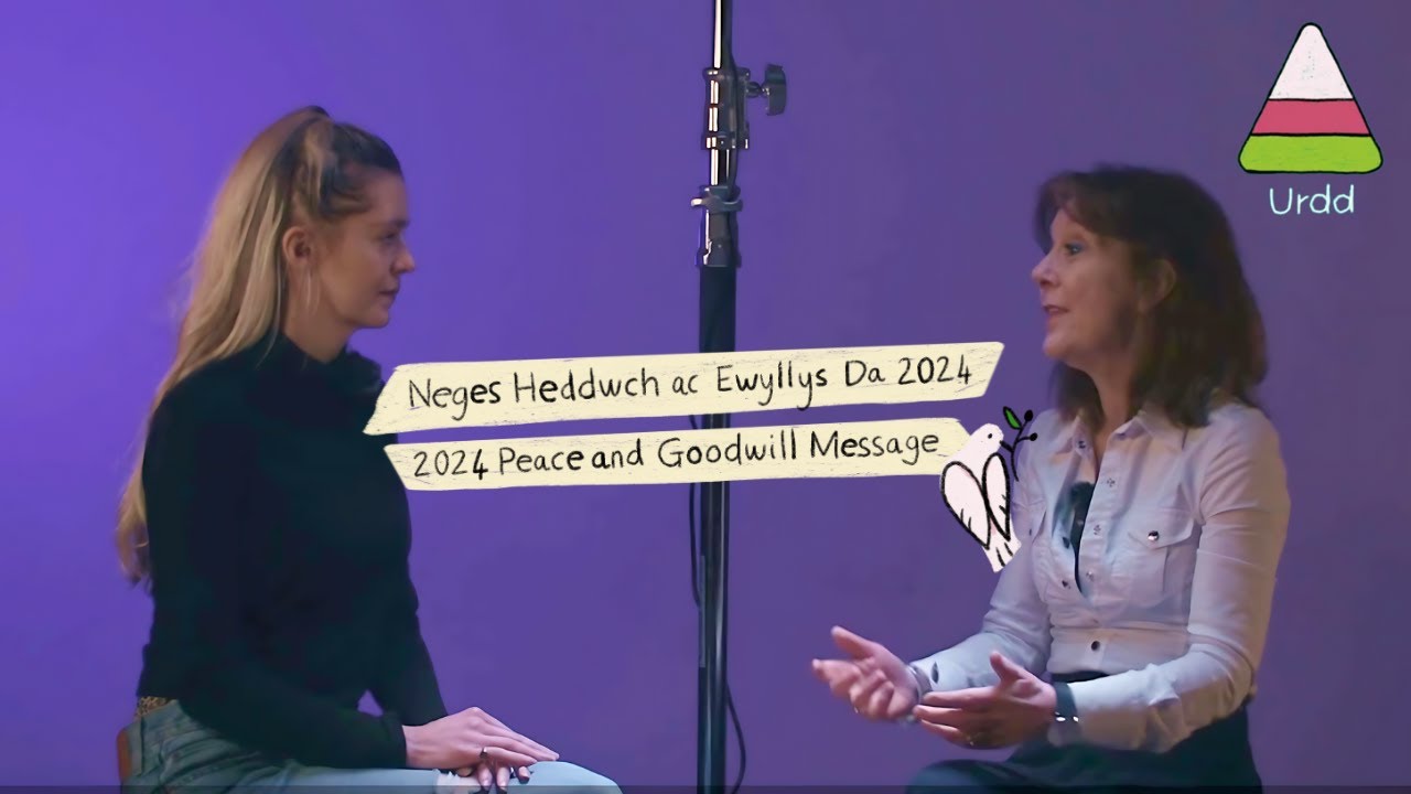 Neges Heddwch ac Ewyllys Da 2024: Mererid Hopwood a Casi Wyn - YouTube