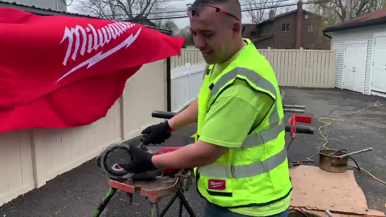 Milwaukee Tool : M18 FUEL Pipe Threader w/ One-Key vs. the Ridgid 700 ...