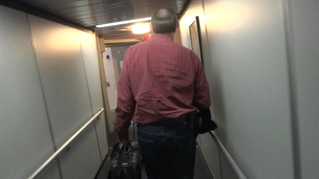 Deplaning US Airways Express flight 2796 gate B7 El Paso Airport - YouTube