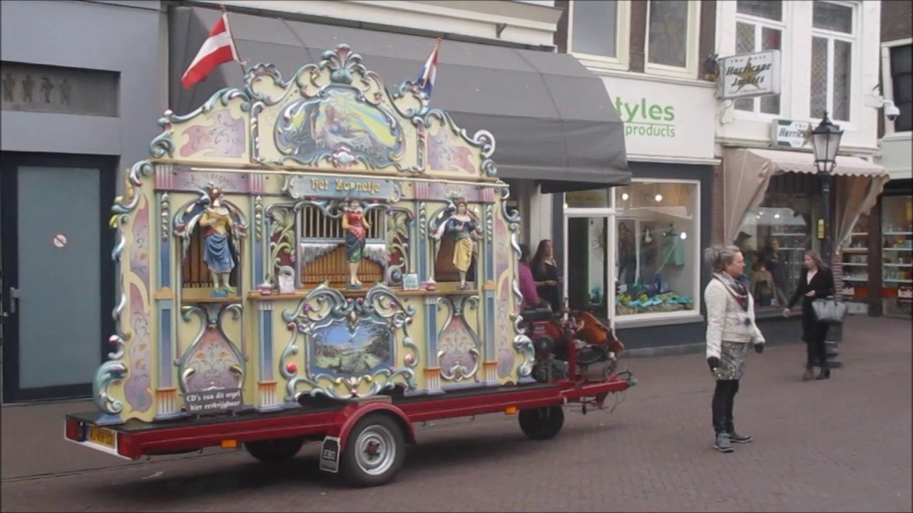 Dutch Street Organ Playing in Gouda - YouTube