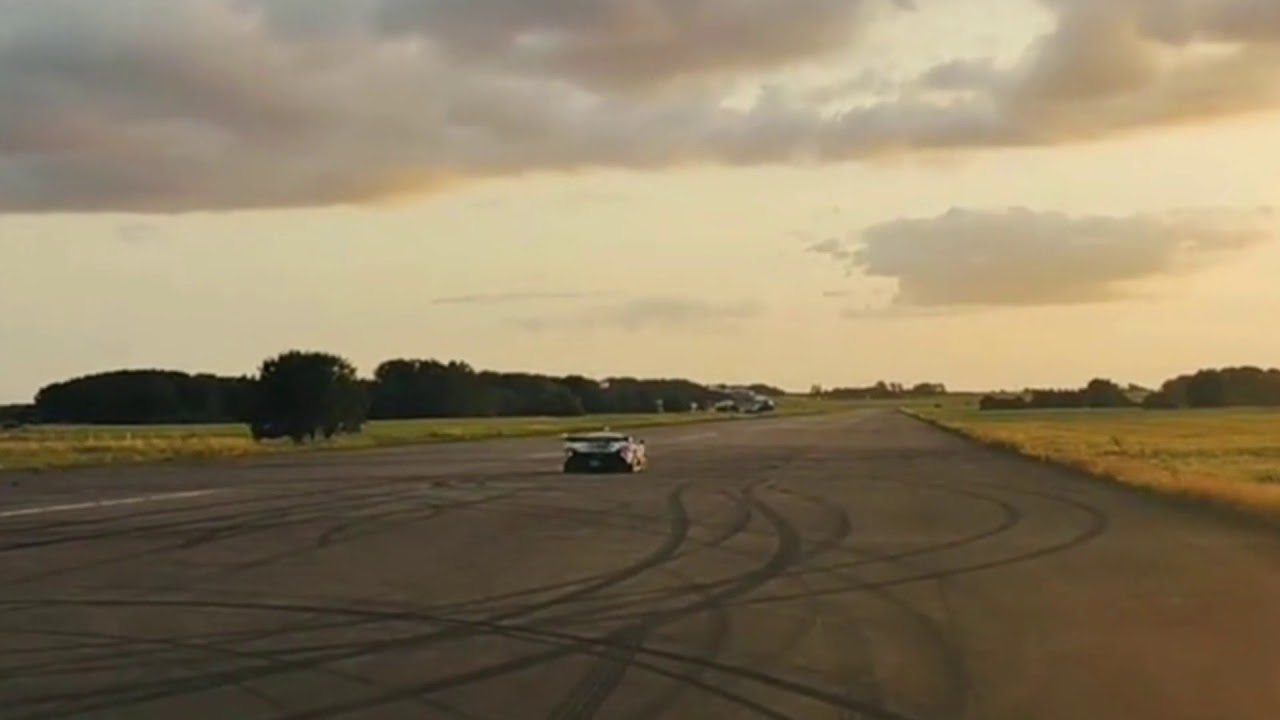The koenigsegg jesko's final acceleration of 2020! (Insane sound and ...