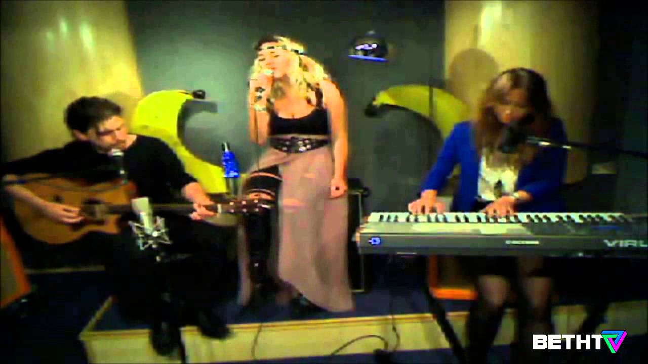 Laura Steel - Opposites Attract | Live & Acoustic - YouTube