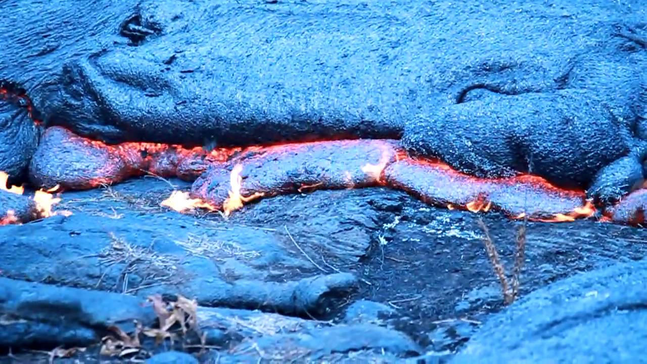 Collecting a lava sample at Kilauea - YouTube