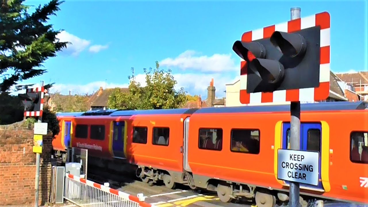 Datchet Level Crossing, Berkshire - YouTube