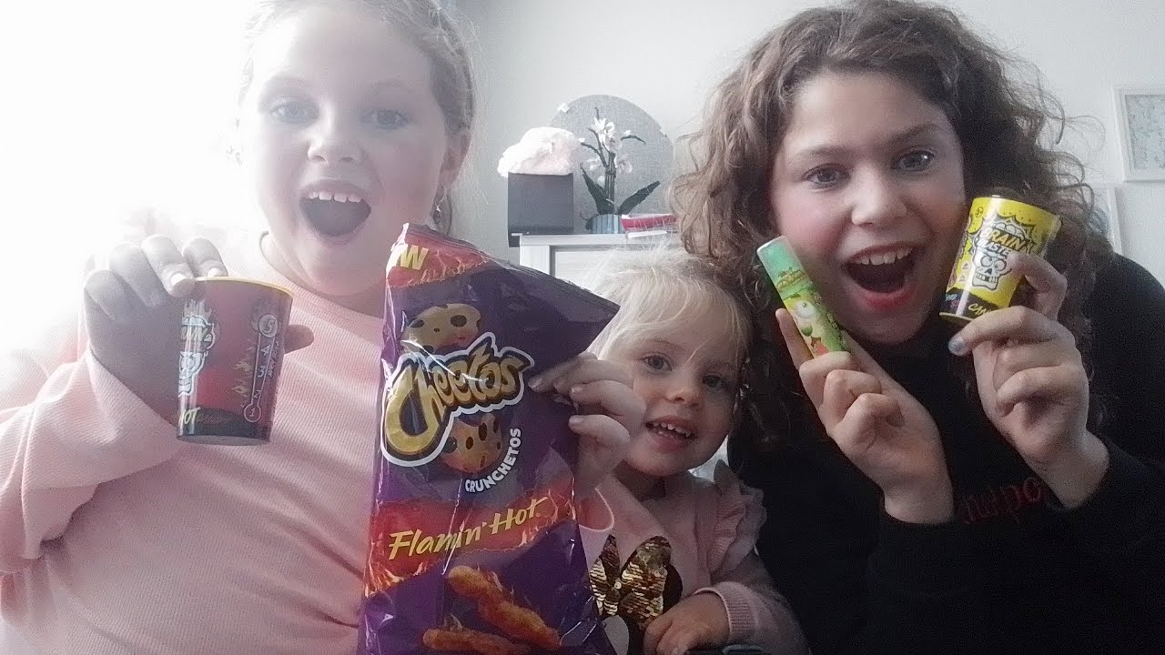 wij gaan pittige, zure, zoete snoepjes,chips testen met Lizz en Beau ...