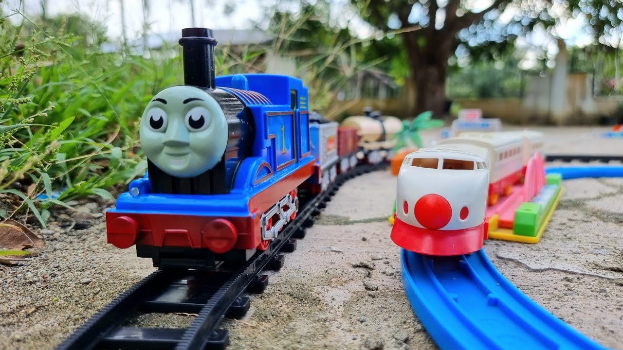 Merakit Mainan Kereta Api Thomas & Friends, Kereta Api Plarail Red Nose ...