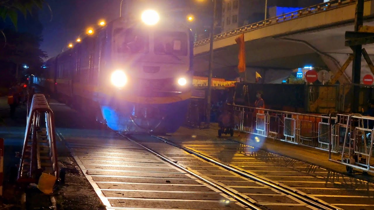 Night train journey through the crowded city - YouTube