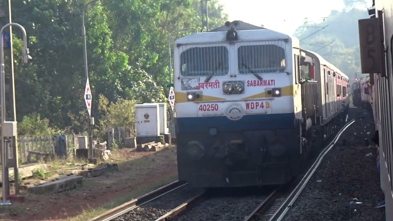 12449 GOA Sampark Kranti Express Crossing 20932 Indore - Kochuveli ...