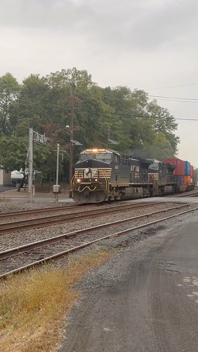 NS 4401 AC44C6M leads NS 269 through Piscataway,NJ with a PERFECT SAAHC! & a nice K5LA! - YouTube
