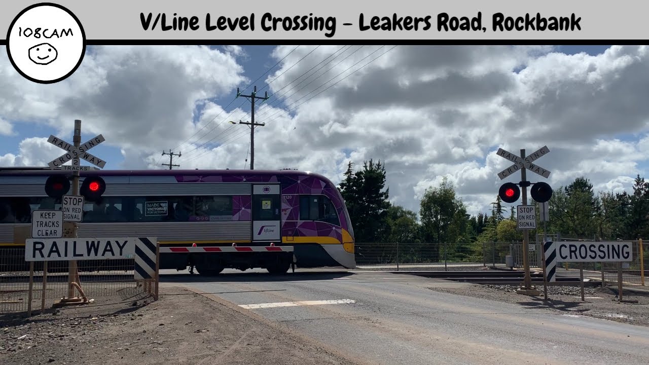 V/Line Level Crossing - Leakers Road, Rockbank - YouTube