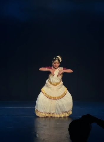 A Mohiniyattam performance by dancer Anju peter. - YouTube