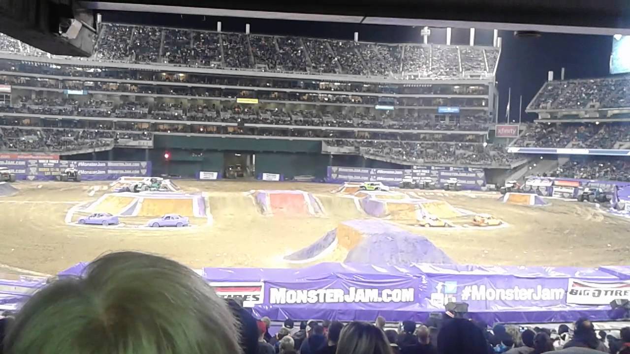 Grave digger and gas monkey.........GO GAS MONKEY!!!! - YouTube