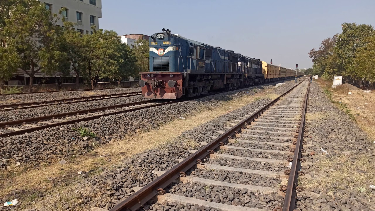 01088 Pune-Veraval Express haulded by Vatva 11126 WDM3D and dead Vatva ...