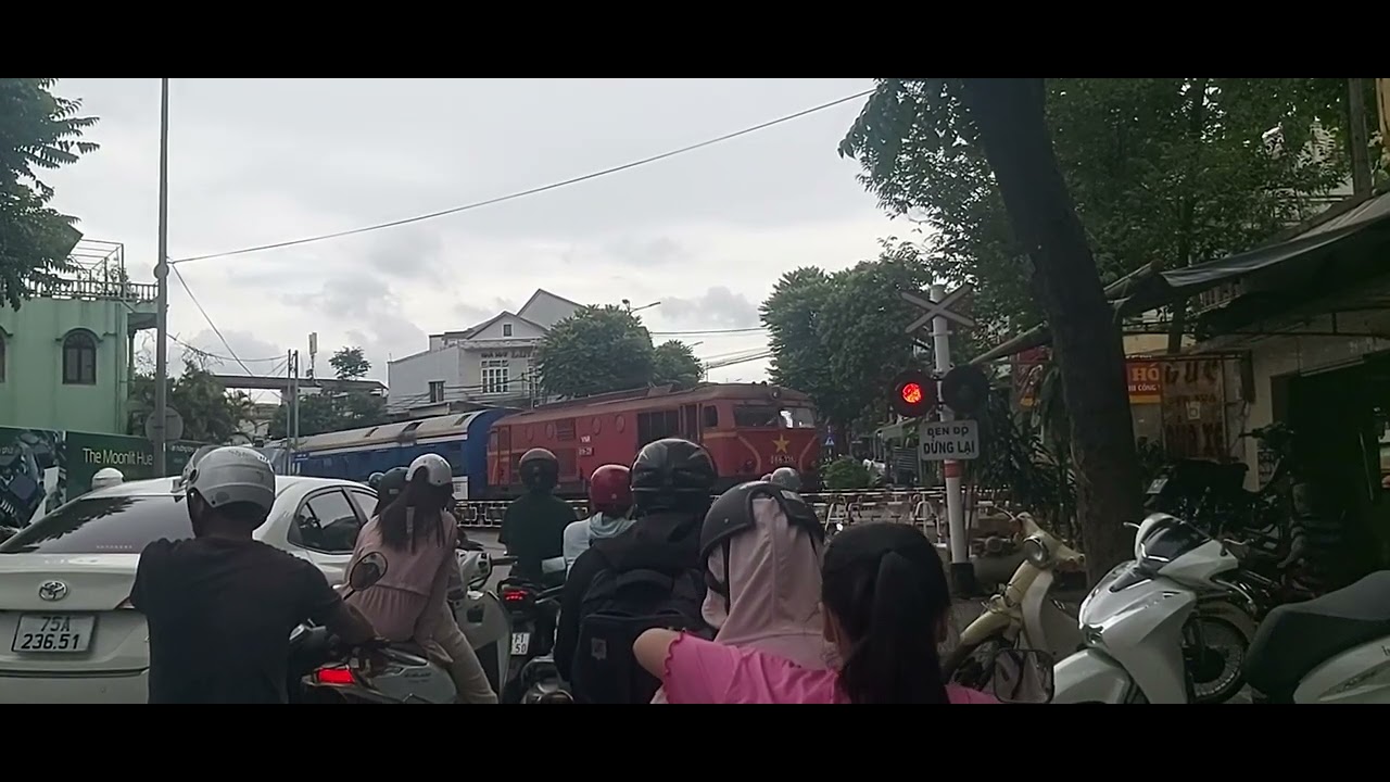 D11H 339 kéo HĐ2 về Huế - YouTube