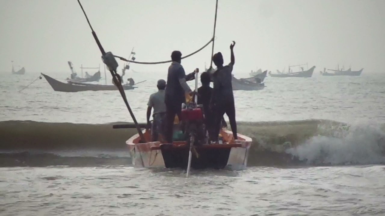 Big Waves Horrible Boat Driving || Small Boat Dangerous waves - YouTube