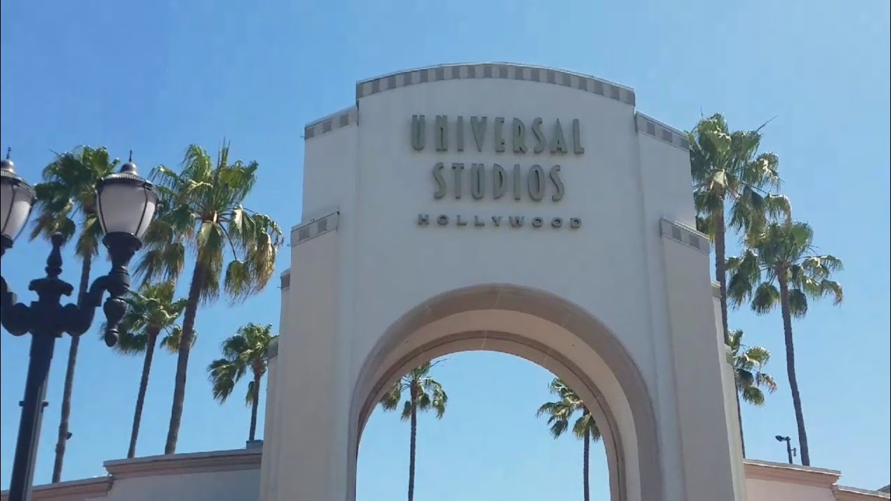 MY FIRST TIME AT UNIVERSAL STUDIOS - YouTube