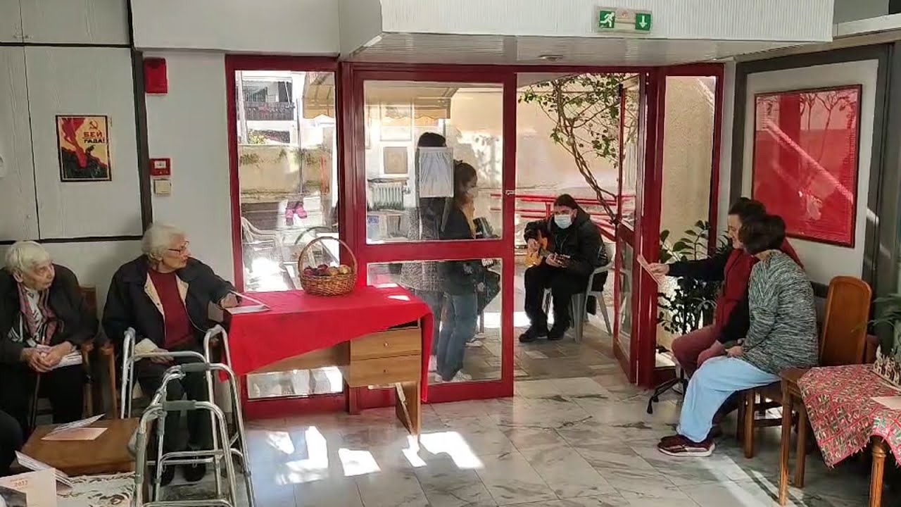 Αγωνιστικά Κάλαντα της ΚΝΕ στο Σπίτι του Αγωνιστή - YouTube