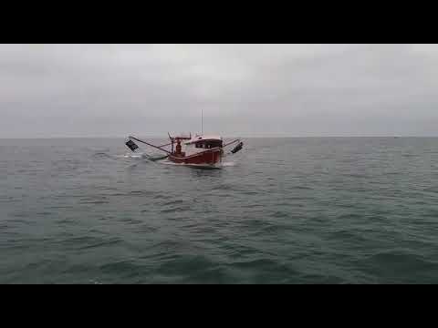 Bote de arrasto navegando - YouTube